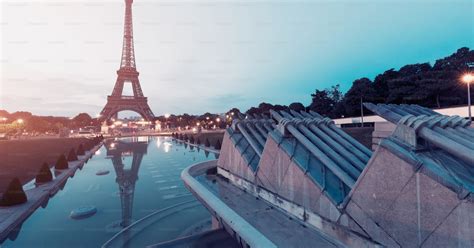 파리와 프랑스 전역의 상징은 우아하고 독특한 에펠 탑입니다 동이 트기 전 블루 아워에 트로카데로 광장 지역에서 찍은 사진 사진 Unsplash의 에펠 이미지