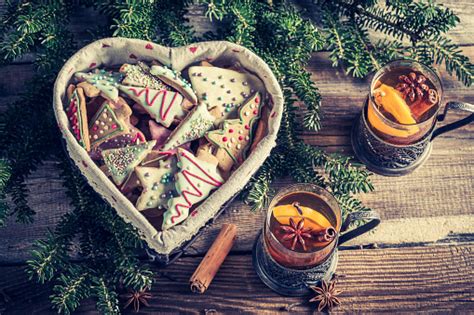 크리스마스를 위한 계피와 달콤한 쿠키를 곁들인 따뜻한 차 0명에 대한 스톡 사진 및 기타 이미지 0명 가문비나무 겨울 Istock