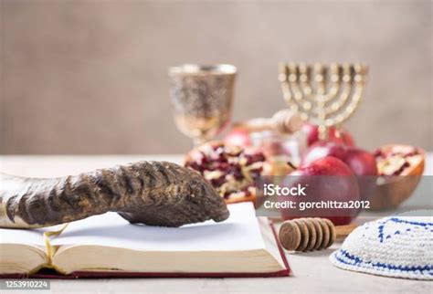 로쉬 하샤나 유대인 새해 휴가 개념 전통적인 상징 꿀 항아리와 석류와 쇼파 뿔과 신선한 사과 Concrte 배경에기도 책 텍스트공간을 복사합니다 위에서 보기 Tishrei에