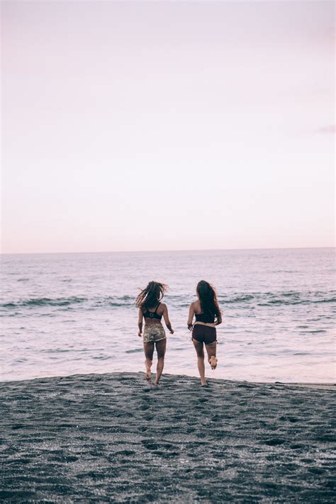 무료 이미지 People On Beach 바다 바닷가 수평선 대양 물 하늘 휴가 장난 우정 스냅 사진 웨이브 서 있는 육지 여름 사진술