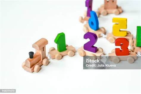 하얀 고립 된 배경에 숫자가있는 나무 열차 아이들의 교육 논리 장난감은 몬테소리 게임에서 개발을 위해 사용됩니다 0명에 대한 스톡 사진 및 기타 이미지 Istock