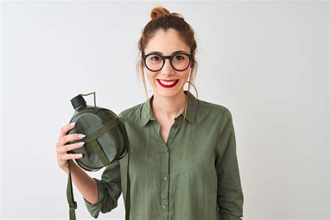 아름다운 빨간 머리 여자는 행복한 얼굴 서서 치아를 보여주는 자신감 미소와 함께 고립 된 흰색 배경 위에 매점 들고 안경을 착용 건강한 생활방식에 대한 스톡 사진 및 기타