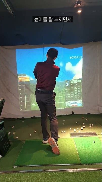 몸을 풀어주는 과정을 설명해보죠공에 빨리 클럽을 가져오지 않게충분한 공간을 느끼기 위해서 타겟방향 전방으로 몸을 돌리고 스윙을 해봅니다양팔이 다 펴진 상태로 떨어지는