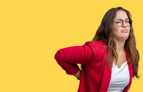 아름 다운 플러스 크기 젊은 비즈니스 여자 입고 우아한 자 켓과 격리 된 이상 안경 통의 고통을 다시 손으로 근육의 통증 감동 배경 갈색 머리에 대한 스톡 사진 및 기타