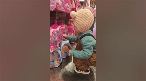 逛精品店小朋友会喜欢什么 ๑•̌ •̑๑ ˀ̣ˀ̣穿的起球毛衣很不精致😂 小朋友的世界很简单的 人类幼崽成长记 Youtube