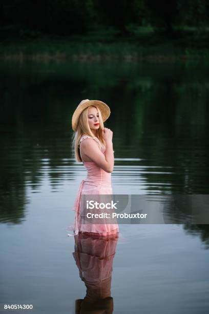 긴 분홍색 드레스와 모자 여름 강에 서 서 즐기는 물 눈을 감고 아름 다운 금발의 여 인 1980 1989 년에 대한 스톡 사진 및 기타 이미지 Istock