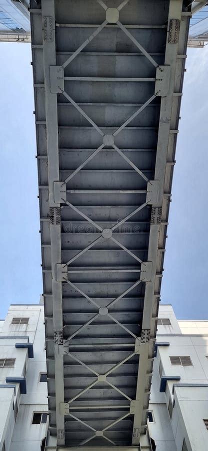 El Puente Que Conecta Dos Edificios De Altura Foto De Archivo Imagen De Indonesia Suelos