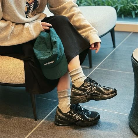 콘비니 ᴄᴏɴᴠᴇɴɪ 뉴발 740라인 〰️💛 블랙 컬러에 이어서 화이트옐로우 컬러 신상 나왔어요 컬러감 소재감 너무 특이하고 예뿐 이번 740🤍 쨍한 옐로우 포인트가