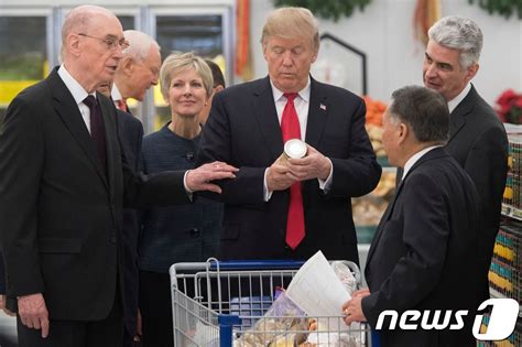 사진 유타 주 웰페어 스퀘어 방문한 트럼프 뉴스1