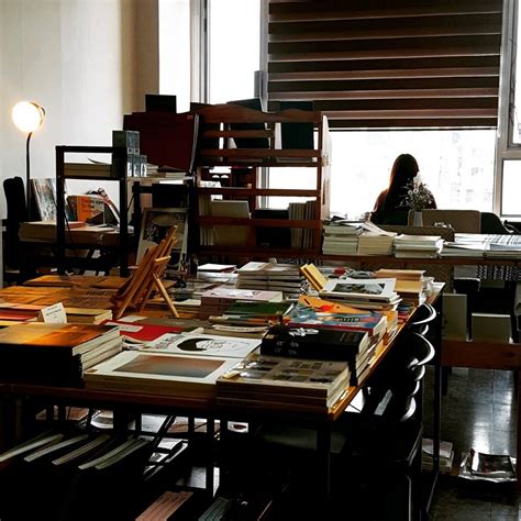 꽃 옆의 차분한 늘 이 시간에 와주시는 손님 😶 그리고 오늘 Cornerstool 코너스툴