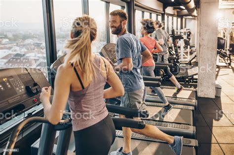 운동 사람들 스포츠 체육관에서 훈련 동안 디딜 방 아에서 실행 체육관에 대한 스톡 사진 및 기타 이미지 체육관 헬스 클럽 4 명 Istock