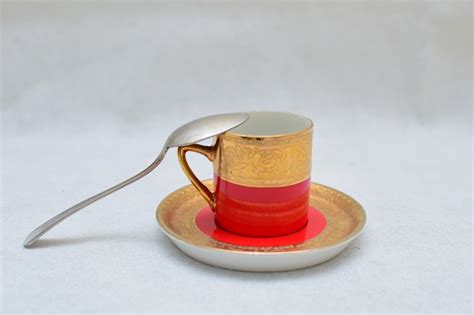 다채로운 전통적인 우아한 커피 컵의 모의 업 디자인 세트 컵의 접시와 숟가락에 차 컵 브랜드 정체성 및 회사 로고 디자인 음료수 식사를 위한 템플릿 0명에 대한 스톡 사진