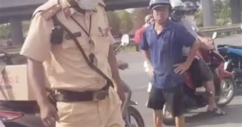 Đang xác minh clip CSGT đạp ngã xe người dân