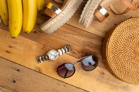 고리버들 세련 된 가방 여성의 여름 신발 바나나와 선글라스 시계와 여름 배경 여름 패션 휴일의 개념 플랫 레이 나무 배경 수평 사진에 대해 0명에 대한 스톡 사진 및 기타