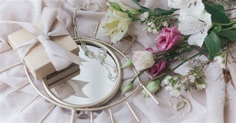 행복한 여성과 어머니의 날 세련된 선물 상자 현대적인 보석 및 봄 꽃다발이 부드러운 천에 보헤미안 거울에 있습니다 상냥한 여성스러운 이미지 꽃과 선물이 있는 눈