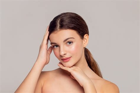 아름다운 젊은 여자 와 깨끗 한 신선한 피부 터치 자신의 얼굴 20 24세에 대한 스톡 사진 및 기타 이미지 20 24세 건강관리와 의술 건강한 생활방식 Istock