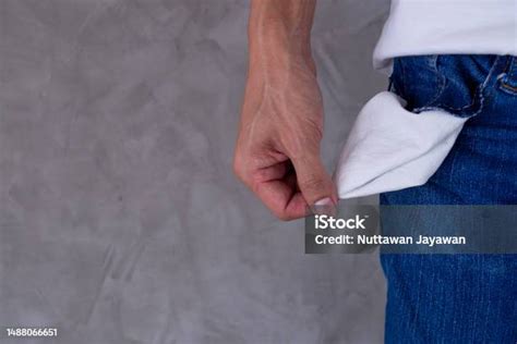 한 남자가 회색 배경에 빈 가방을 보여준다 돈 재정 문제 나쁜 경제없이 청바지에 지갑을 보여주십시오 돈 개념 걱정하는에 대한 스톡 사진 및 기타 이미지 Istock