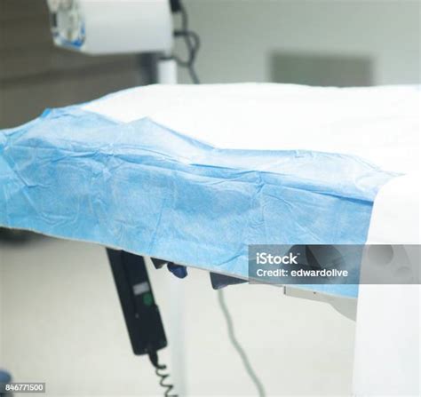 병원 수술 침대 극장 응급실 운영 하는 의사에 대 한 준비 동작 0명에 대한 스톡 사진 및 기타 이미지 0명 가구 건강관리와 의술 Istock