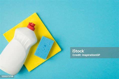 파란색 배경에 고립 된 노란색 청소 걸레 세제와 파란색 셀룰로오스 스폰지의 위의 사진 0명에 대한 스톡 사진 및 기타 이미지 0명 가사 집안일 가정용 장비 Istock