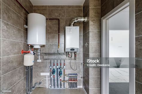 구리 밸브 스테인리스 볼 밸브 중앙 난방 시스템의 수압 감지기 및 플라스틱 파이프 및 아래 아파트의 보일러실에 단열재가 있는