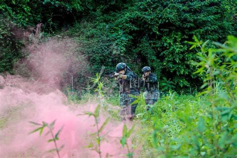 广西河池：武警特战队员开展实战化演练磨砺打赢本领 人民图片网