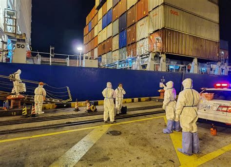 口岸通关“不间断”，全力保障国际航行船舶中国籍海员正常换班，他们在港口彻上海疫情船舶