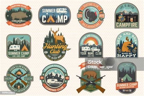 여름 캠프와 사냥 클럽 패치 벡터 셔츠 나 엠블럼 프린트 스탬프 패치에 대 한 컨셉 Rv 트레일러 캠핑 텐트 캠프 파이어 사냥꾼 기타와 숲 실루엣이있는 남자 패치 디자인