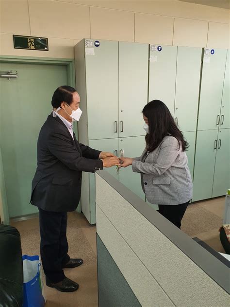 서귀포시교육지원청 세계여성의 날 기념 꽃 전달 행사 실시