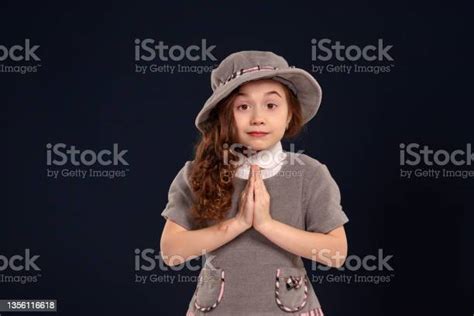 검은 배경에 포즈를 취하는 길고 곱슬 곱슬 한 머리와 사랑스러운 작은 아이의 스튜디오 샷 갈색 머리에 대한 스톡 사진 및 기타 이미지 갈색 머리 곱슬 머리 귀여운