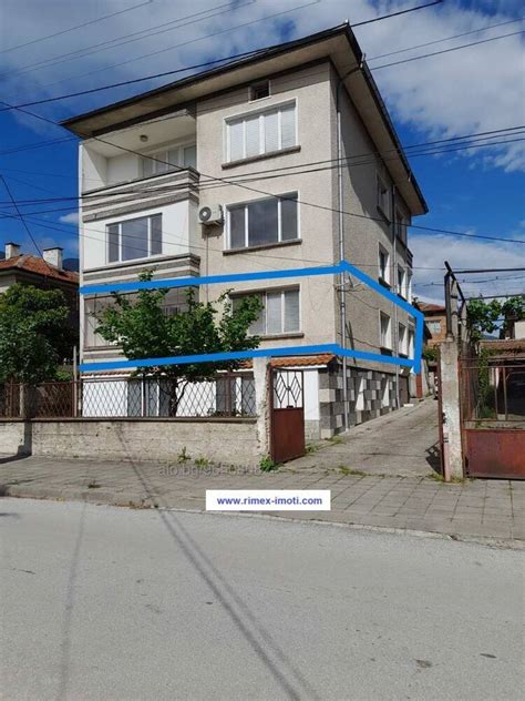 Етаж от къща с три спални в Карлово Етаж от къща 140 кв м РЗП 550 кв м двор Къщи Вили