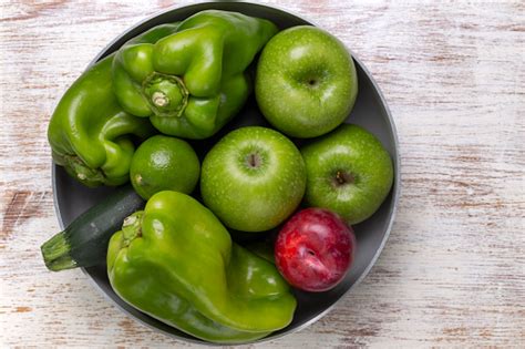 과일과 채소 붉은 매화 풍화 된 흰색 나무 테이블에 고추 호박 라임 사과와 그릇에 빨간 자두 0명에 대한 스톡 사진 및 기타 이미지 Istock