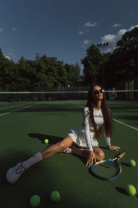 Фотосессия на теннисном корте девушки ракетка и теннисные мячи