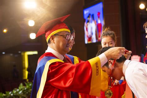 毕业季图集愿你一直走在开满鲜花的路上 广东外语外贸大学新闻中心