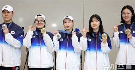 기념촬영하는 파리 올림픽 사격 메달리스트