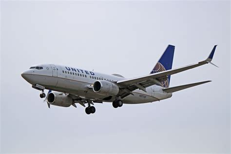 N27733 United Airlines Boeing 737 700 1st Flew With Continental In 99
