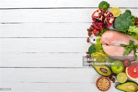 건강 한 음식입니다 치킨 필렛 아보카도 브로콜리 신선한 야채 견과류와 과일 에 나무 배경 최고의 볼 수 있습니다 공간에 복사 합니다 갈색에 대한 스톡 사진 및 기타 이미지