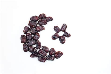 라마단 이 프 타르 테이블 구성 말린 날짜 과일은 흰색 배경에 고립 된 달과 별 모양으로 배열 파티 장식입니다 음식 패턴입니다 빈 공간 평면 누워 평면도 0명에 대한 스톡