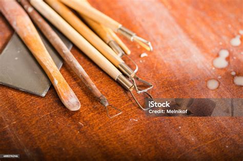 도자기 워크샵 도자기 예술 개념나무 테이블 클레이 스택 다른 프로 파일 도형 평면도 조각에 대 한 커터에 설정 하는 도구를 조각에 근접 개념에 대한 스톡 사진 및 기타