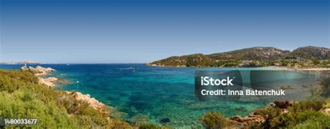 이탈리아 사르데냐의 코스타 스메랄다 해변에서 수정처럼 맑은 청록색 바다의 아름다움을 보여주는 광각 바다 풍경 0명에 대한 스톡 사진 및 기타 이미지 Istock