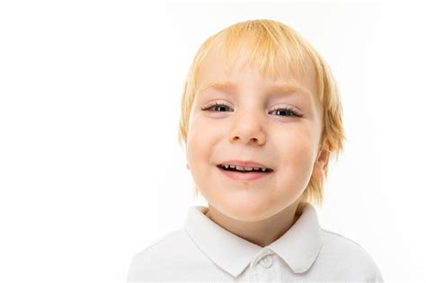 금발 머리 미소와 작은 아름다운 소년 흰색 배경에 고립 된 그림 2 3 살에 대한 스톡 사진 및 기타 이미지 2 3 살 T