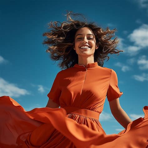 Eine Frau Trägt Am Strand Einen Riesigen Orangefarbenen Overall Im Stil