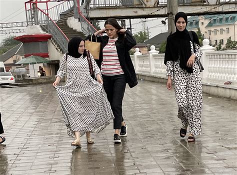 Девушки и женщины на улицах Дагестана Некоторые одеты так словно сошли с советских открыток