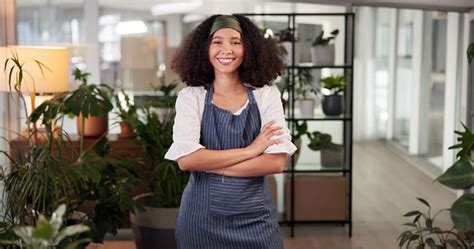 친환경 소상공인 팔짱을 낀 여성 꽃집의 초상화와 지속 가능성 보육원 기업가 및 플로리스트는 창업을 위한 앞치마를 두르고 매장에서 식물의 자랑스러움과 성장을 자랑합니다 25