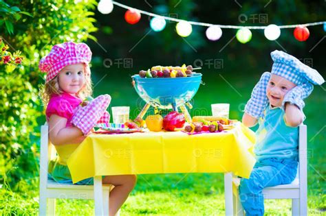厨师高清图片 两个孩子在户外烧烤派对上戴着厨师帽和手套 两个孩子在户外烧烤派对上戴着厨师帽和手套图片免费下载 5167591265 千图网pro