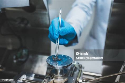 연구원 의사 과학자 물리학자 또는 실험실 조수가 테스트 유리 튜브를 들고 장비 도구 및 기계로 현대 실험실에서 작업 실험 및 분석합니다 Dna에 대한 스톡 사진 및 기타
