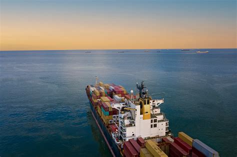 수입 및 수출 사업 물류용 컨테이너 컨테이너 상자를 운반하는 컨테이너 화물선의 항공 보기 컨테이너선에 대한 스톡 사진 및 기타 이미지 컨테이너선 2021년 이동해