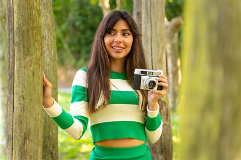 브루넷 백인 소녀가 자연에서 휴가를 보내고 카메라로 사진을 찍습니다 25 29세에 대한 스톡 사진 및 기타 이미지 25 29세 갈색 머리 관광객 Istock