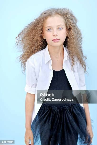 Photo Libre De Droit De Portrait Dune Belle Petite Fille De Mode Banque
