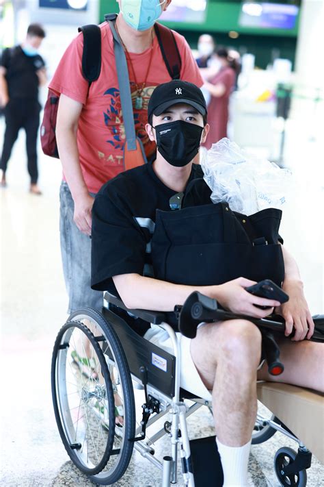 徐开骋左腿受伤坐轮椅现身机场 黑白look休闲帅气 搜狐大视野 搜狐新闻