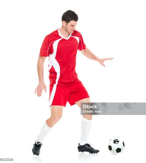축구 유니폼을 입고 축구공 볼 스포츠 축구장을 들고 흰색 배경 앞에 서 있는 3039 세 잘 생긴 사람 중성인 남성 중견 축구 선수 만 의 전체 길이 1 남자 30 39세에